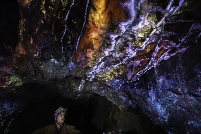 Mines in UV Light | Berentés Ágnes